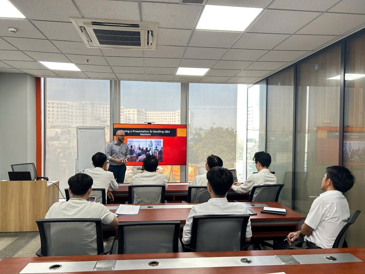 KHÓA HỌC NGHỆ THUẬT KẾT BÀI THUYẾT TRÌNH VÀ LÀM CHỦ Q&A BẰNG TIẾNG ANH